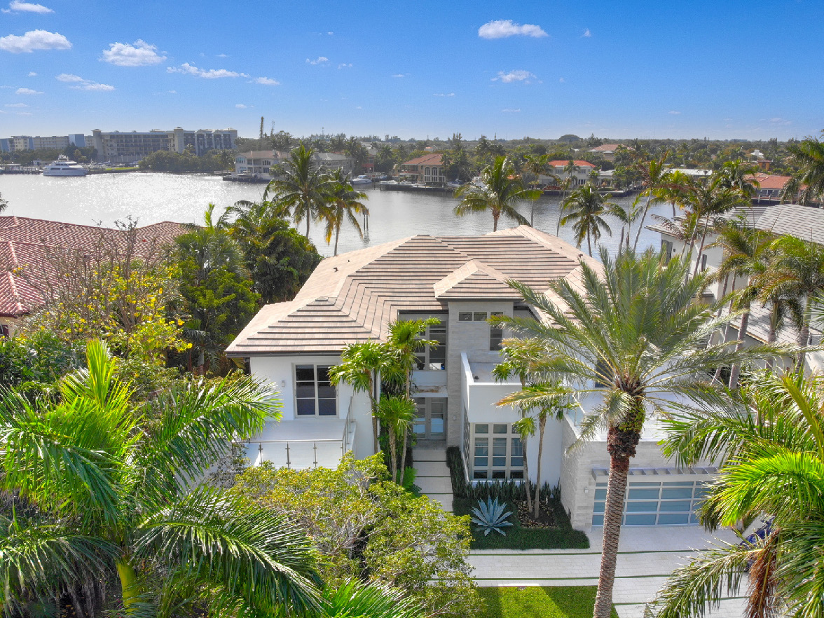 10 Homes with Stunning Water Views on the Market - Haven Lifestyles