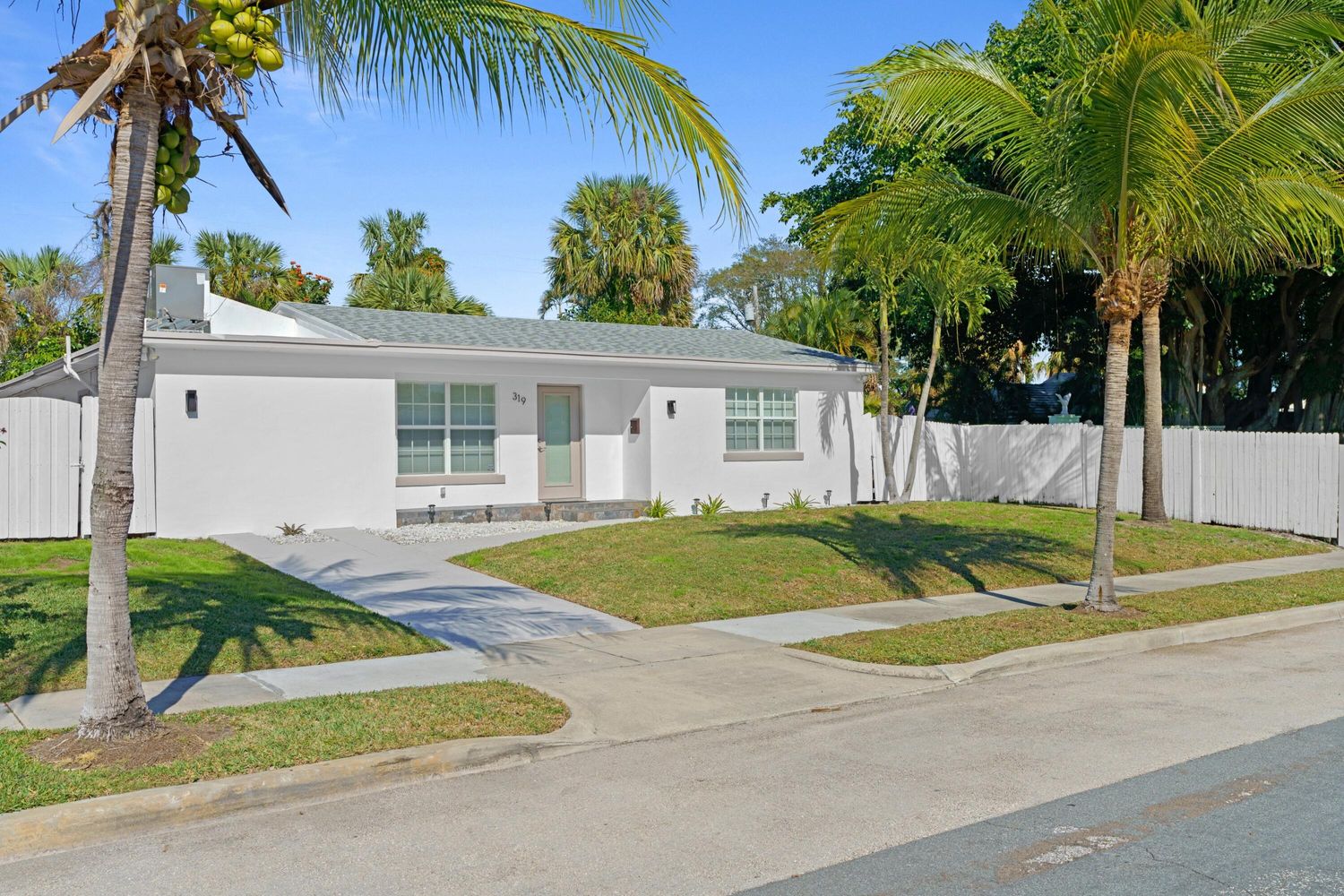 6 Impressive Homes On The Market In Palm Beach & West Palm Beach ...