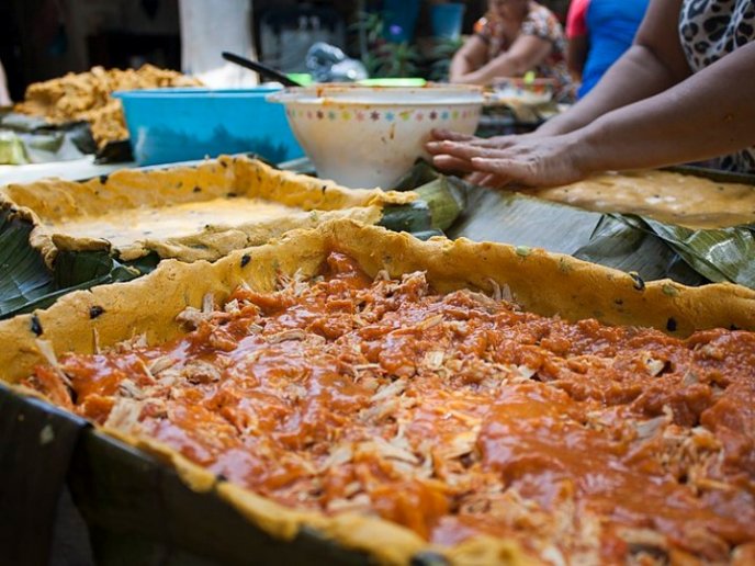 Así se prepara el tradicional mucbipollo (RECETA)