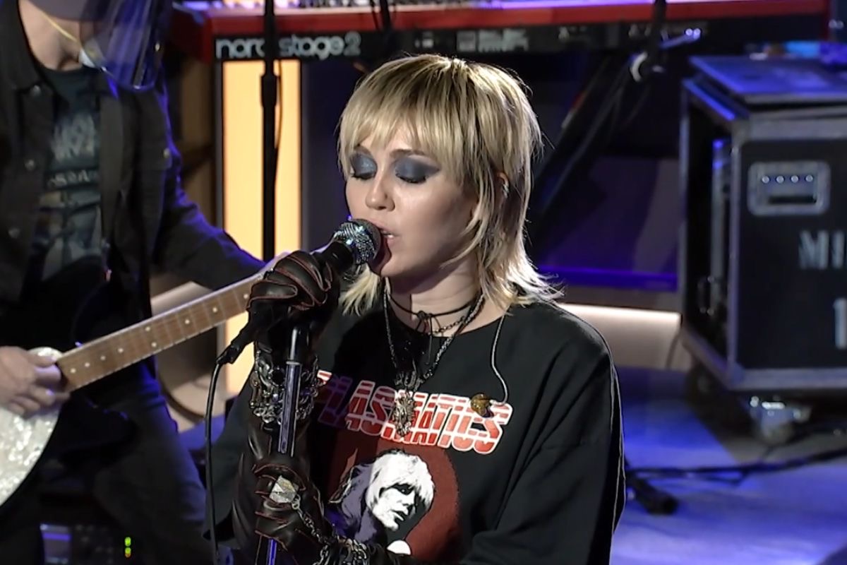 Miley Cyrus interpretó "Doll Parts" de Hole - Revista Marvin