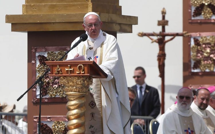 Papa Francisco se despide de Chile con fuerte y público apoyo a obispo Juan Barros
