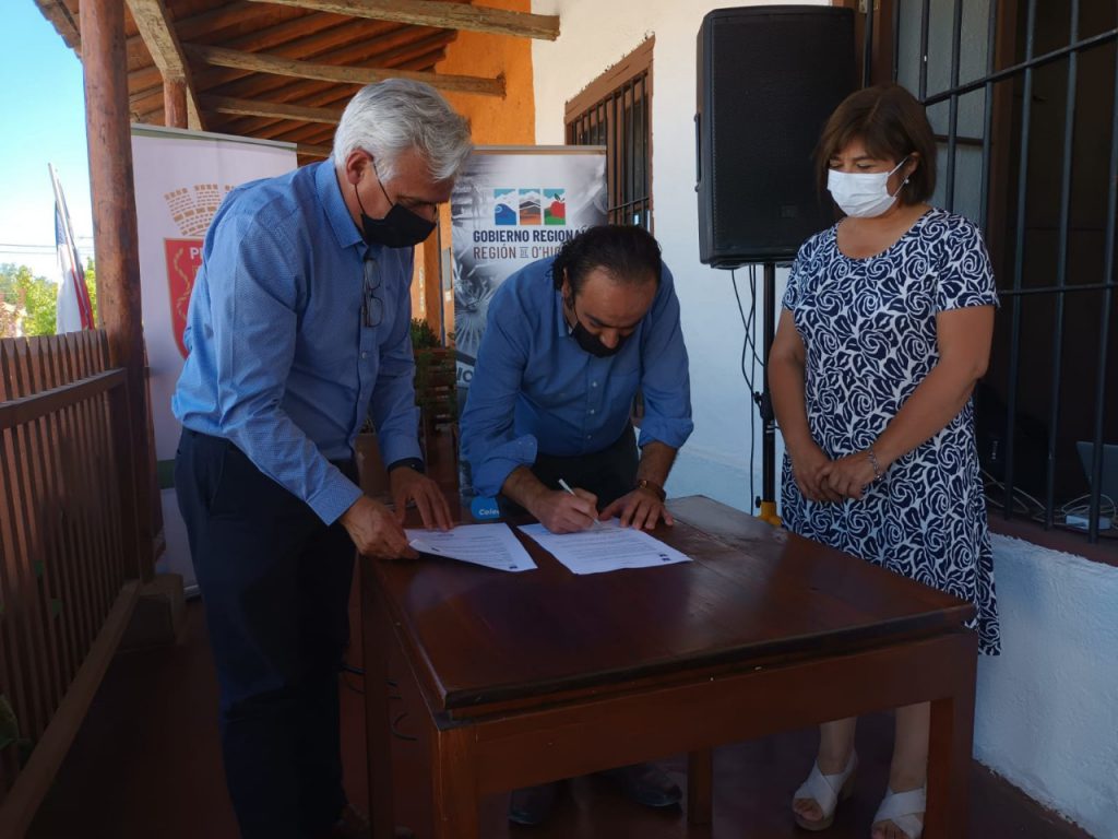 Gobernador Silva Amaya recorre las 33 comunas de O´Higgins y firma convenios de proyectos ...