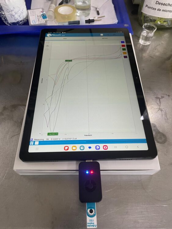 Desarrollan dispositivo que permite detectar tragos contaminados con drogas