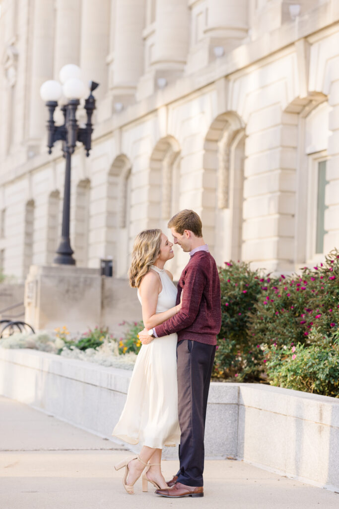 Downtown Des Moines Engagement Session | Jennifer Weinman Photography
