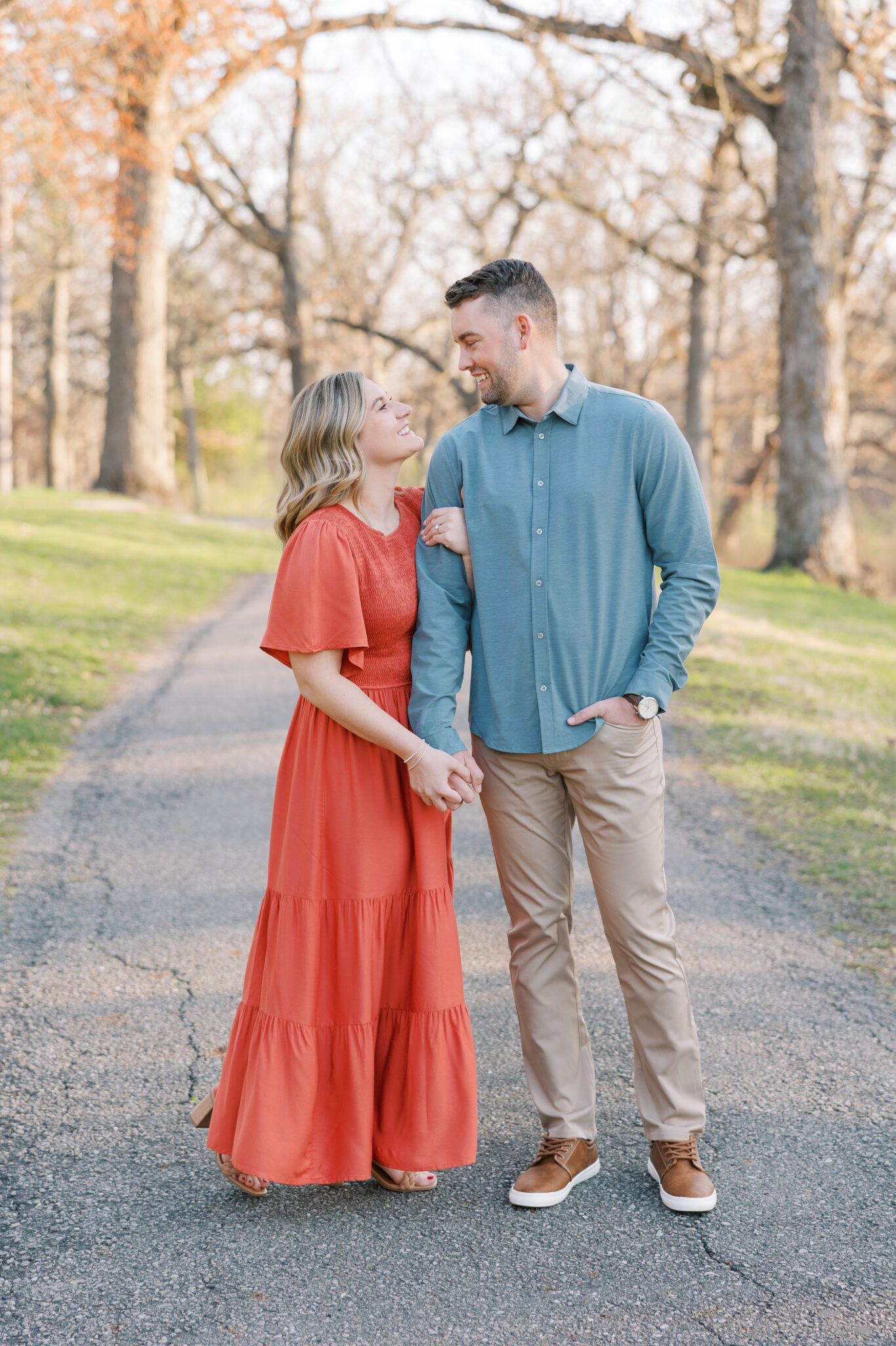 Des Moines Waterworks Park Picnic Engagement Session | Des Moines ...