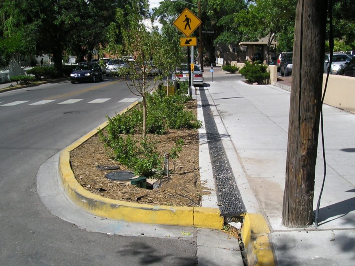Curb "bump-outs" being installed along Grove Avenue in the Museum ...