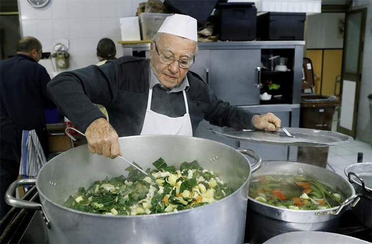 Roman chef feeds the homeless in a lifelong mission to help those in ...