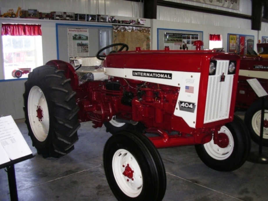 Tractor of the week #33 ( Farmall / IH 404 ) Post your photos - Coffee ...
