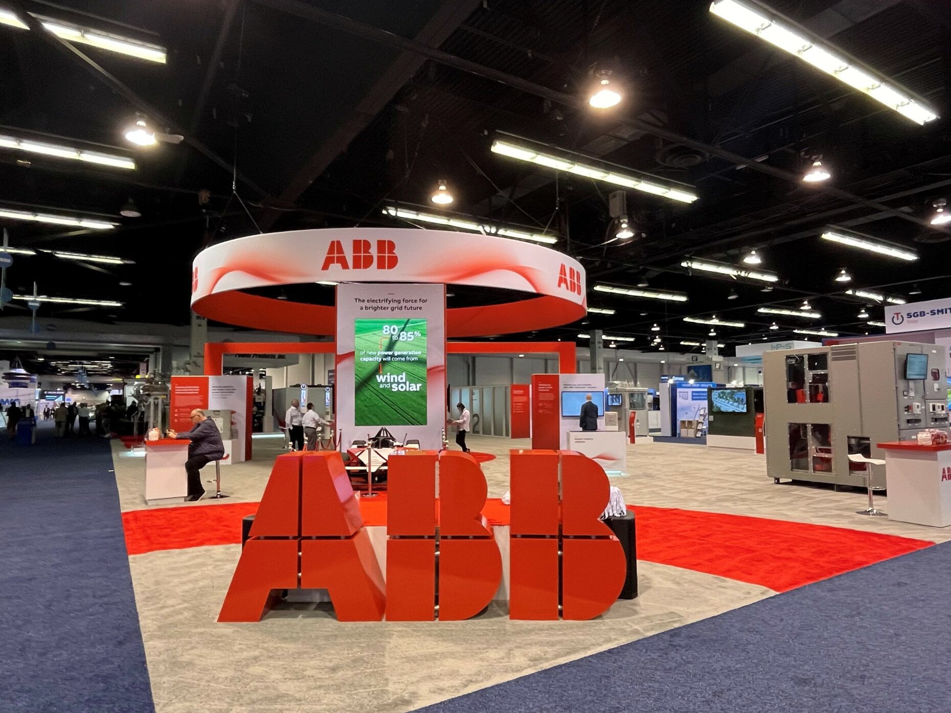 Rogers Helps Industry Pioneers Energize the Show at IEEE 2024