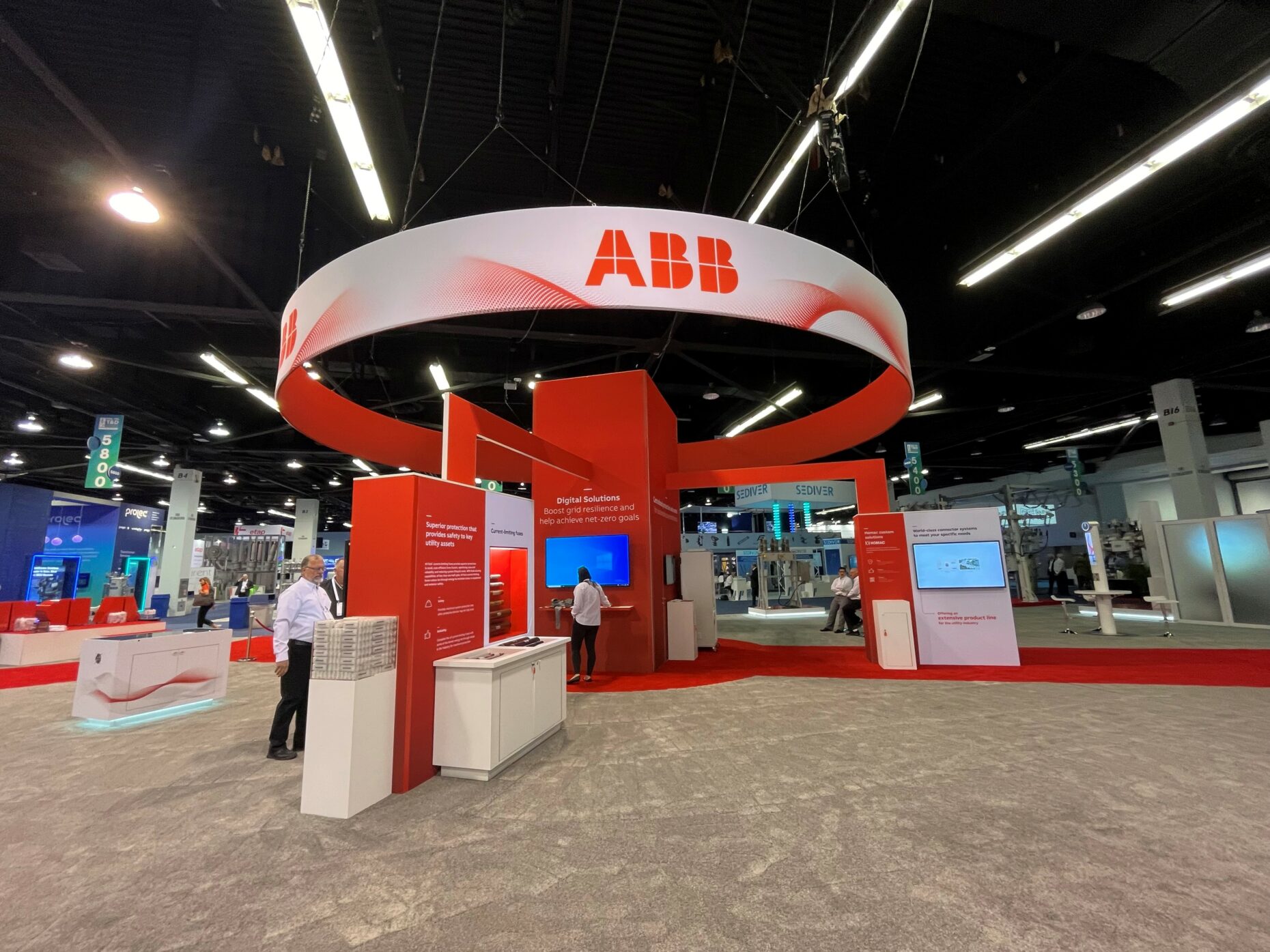 Rogers Helps Industry Pioneers Energize the Show at IEEE 2024