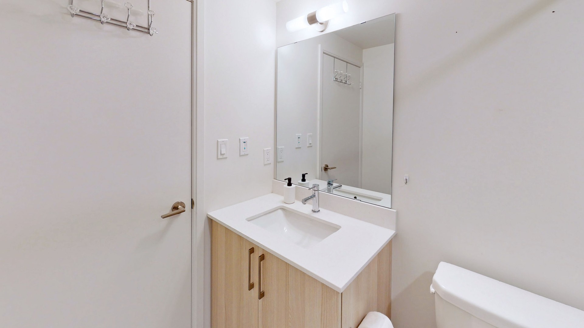 703w-27-bathurst-street-toronto-winsold