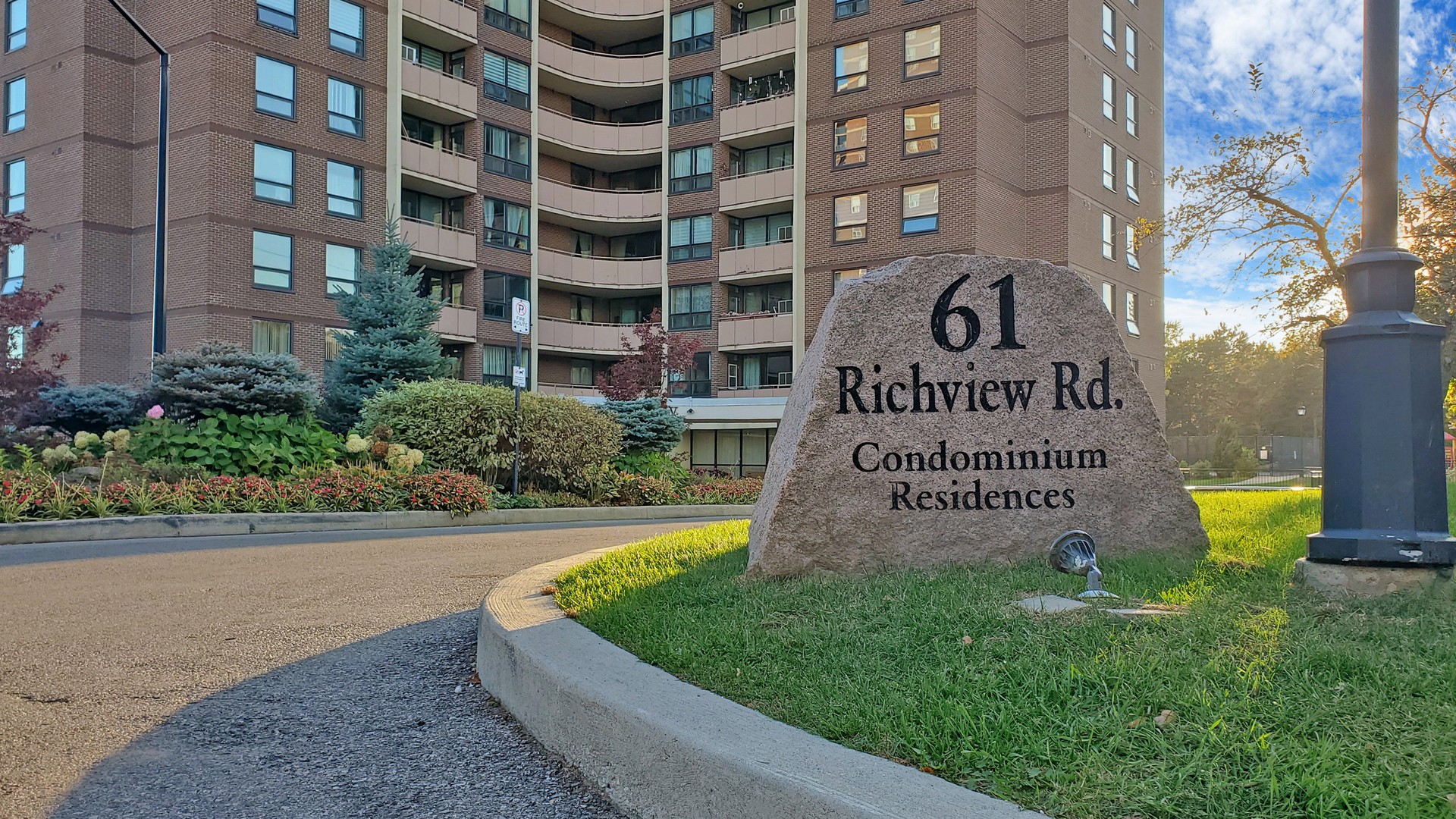 704-61 Richview Road, Etobicoke